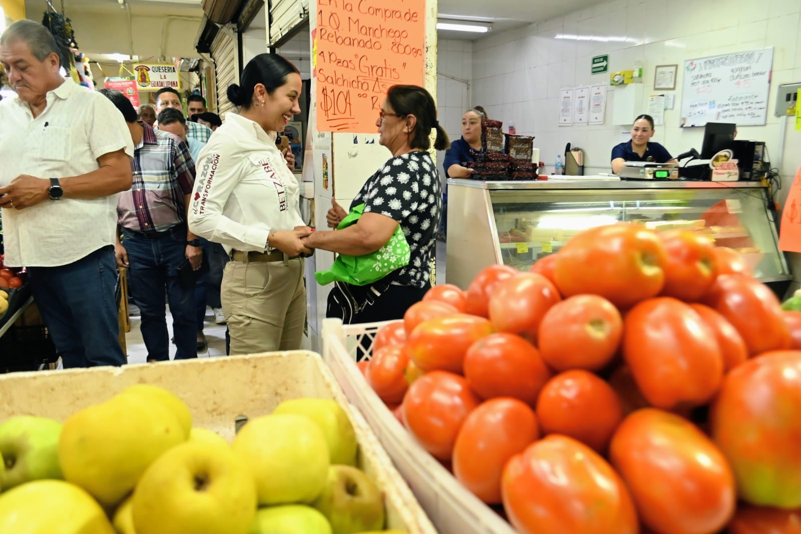 Recorre Betzabé el mercado José Ramón Valdez - Durango PRESS