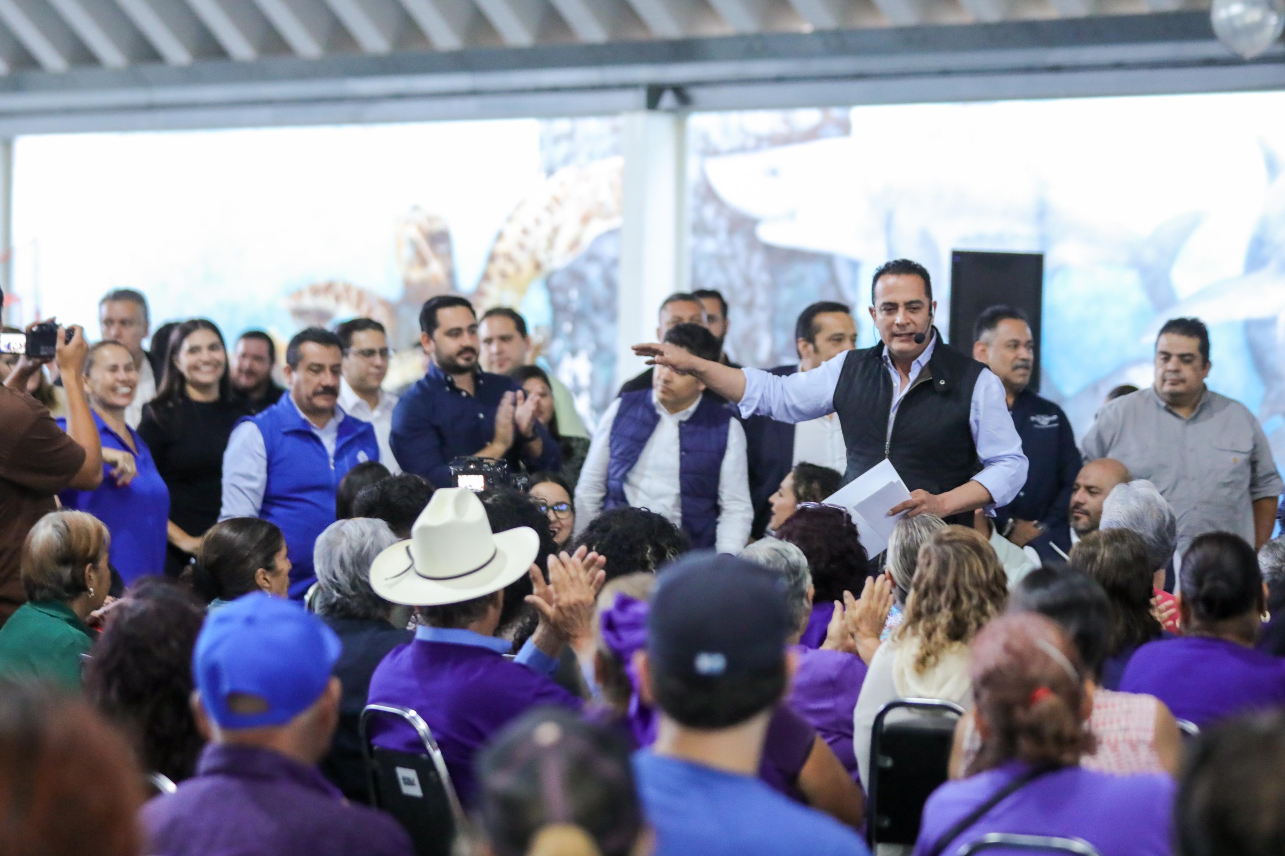 Toño habla de frente y resuelve “en caliente” demandas de las colonias ...