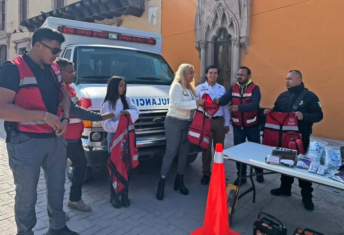 Entrega alcaldesa de Mapimí equipo, material y ambulancia restaurada a ...